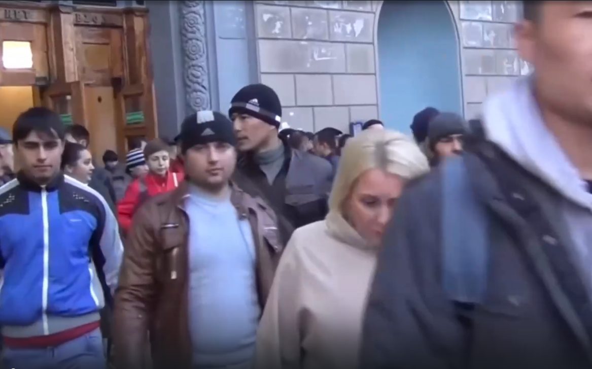 Мигранты получат памятку о правилах поведения в России : В стране : Live24.ru