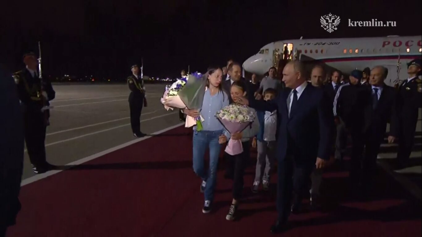 Масштабный обмен: десять россиян вернулись домой из западных тюрем с помощью посредничества ...